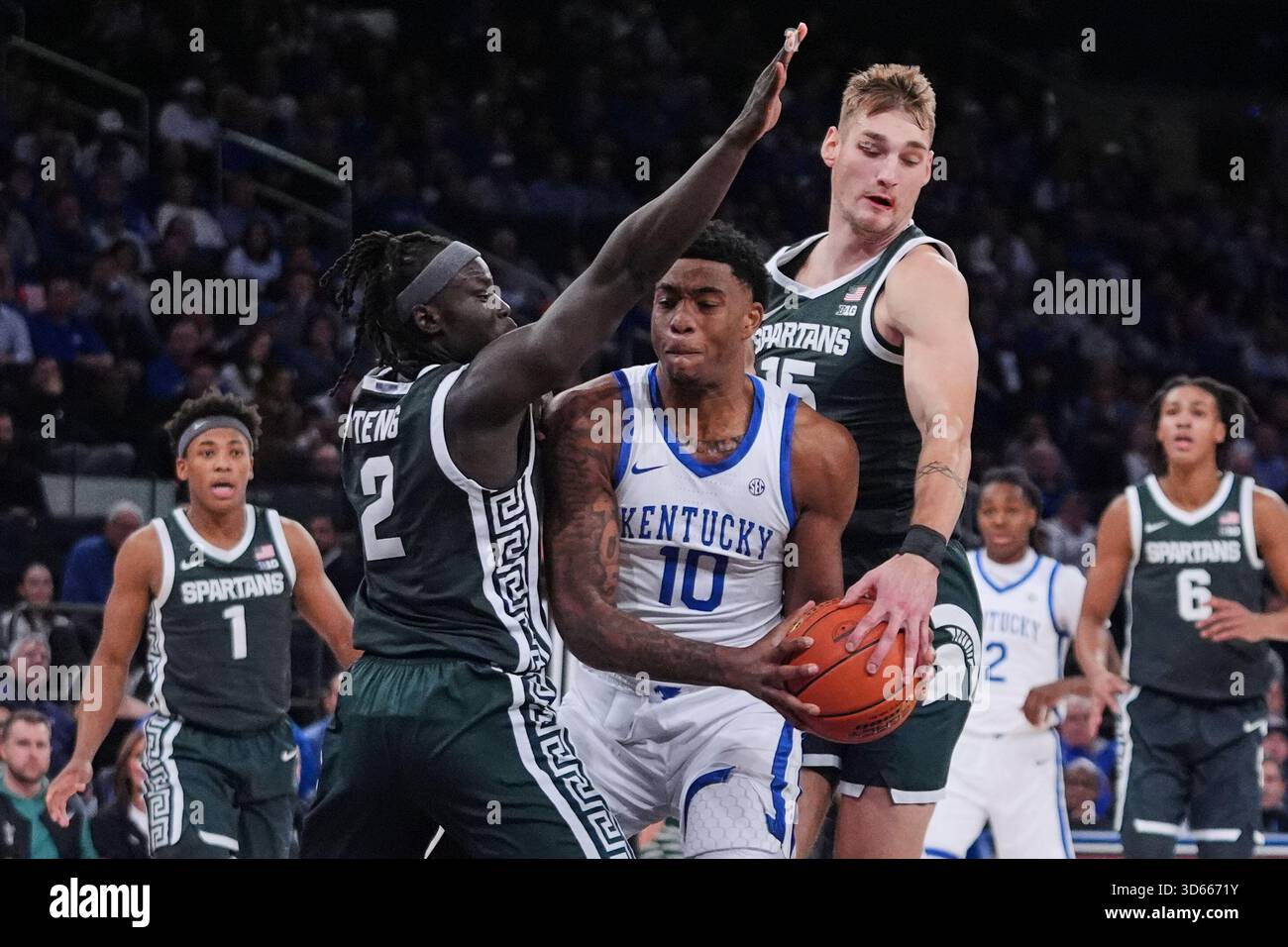 Michigan State's Kur Teng (2) and Carson Cooper defeend Kentucky's ...