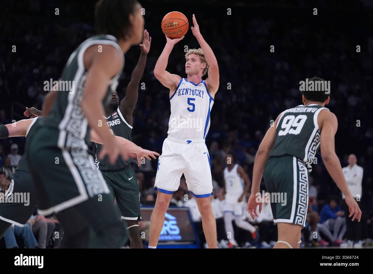 Kentucky's Collin Chandler (5) shoots during the first half of an NCAA ...