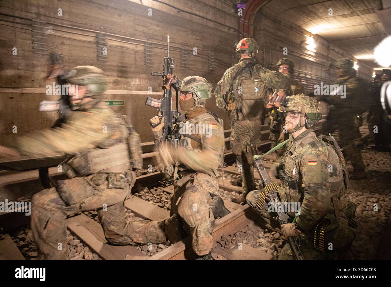 German soldiers from the Wachbataillon took part in the nighttime ...