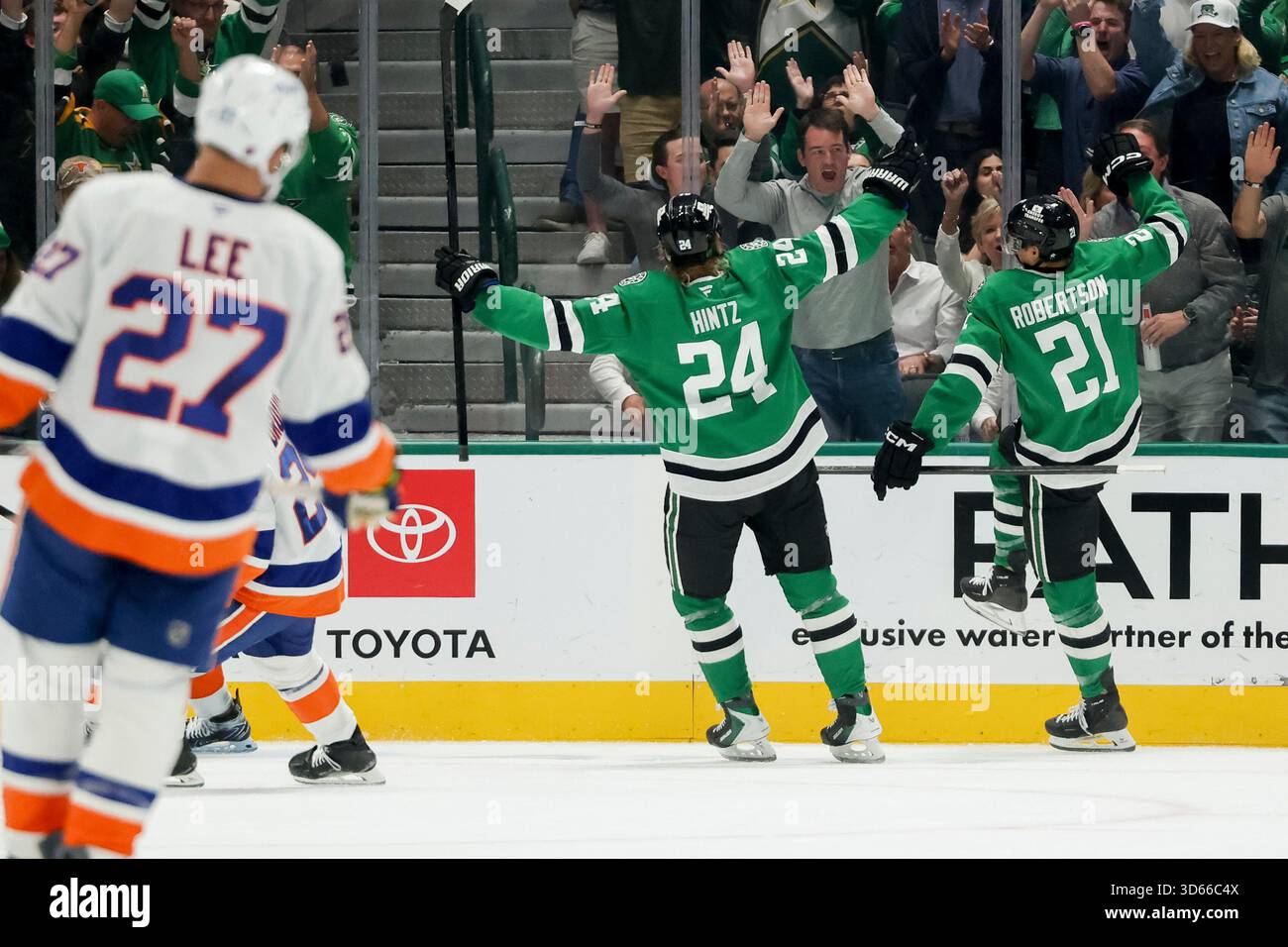 Dallas Stars left wing Jason Robertson (21) and center Roope Hintz (24 ...