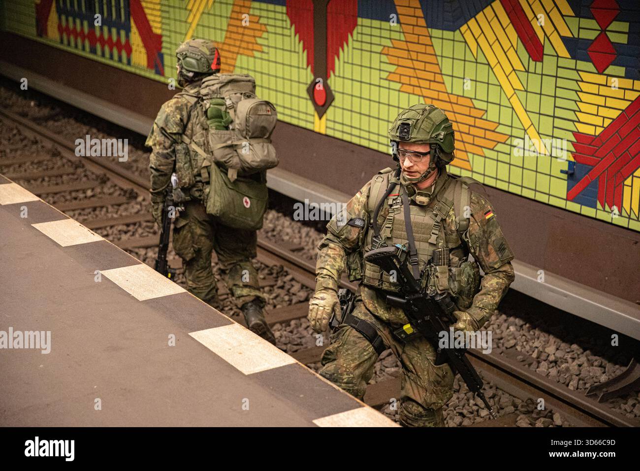 German soldiers from the Wachbataillon took part in the nighttime ...
