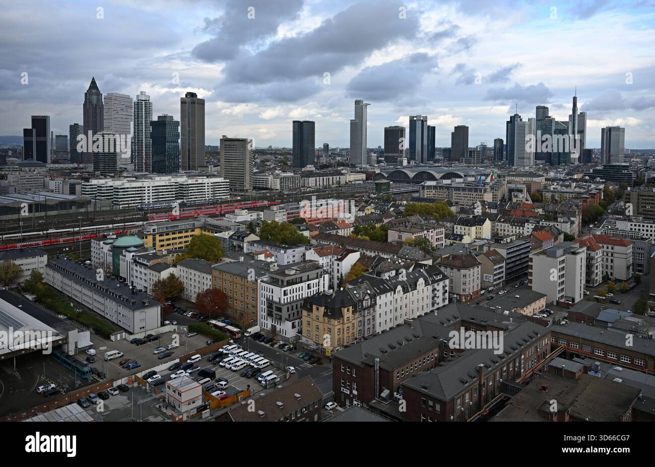 SYMBOL - 22 October 2025, Hesse, Frankfurt/Main: View of the city of ...