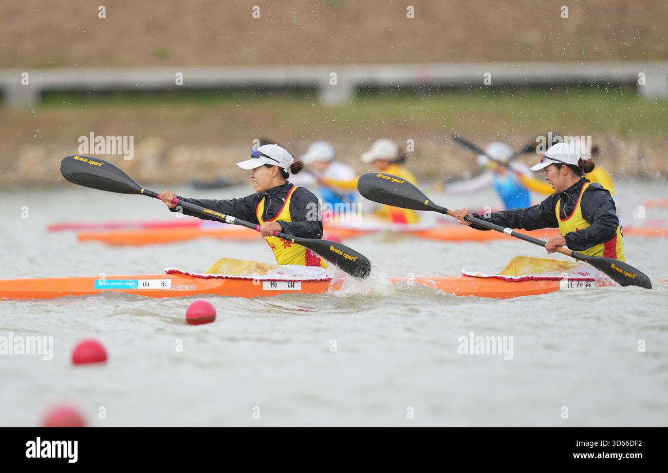 (251119) -- GUANGZHOU, Nov. 19, 2025 (Xinhua) -- Yang Xiao (L)/Ren ...