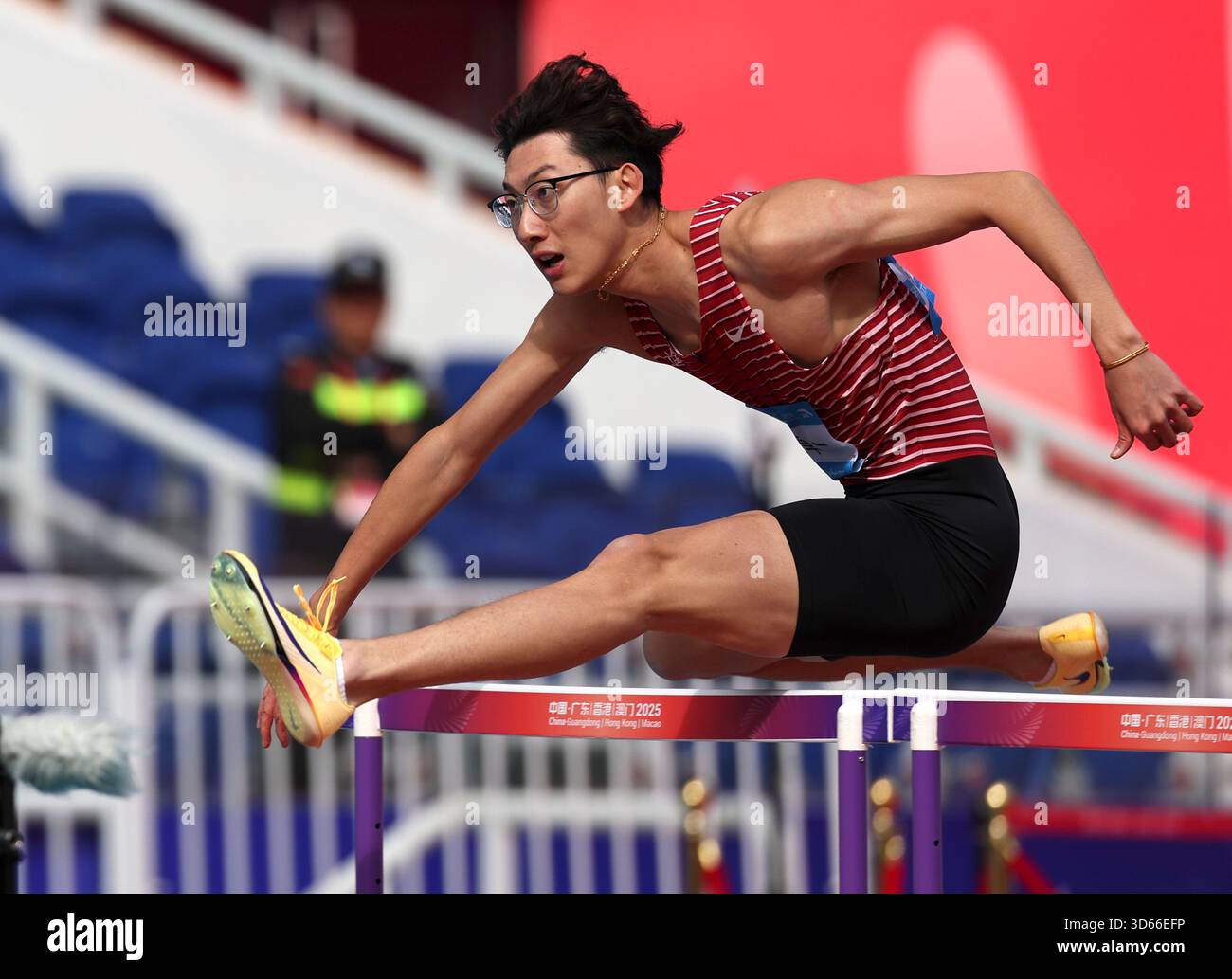 (251119) -- GUANGZHOU, Nov. 19, 2025 (Xinhua) -- Xu Zhuoyi of Shanghai ...