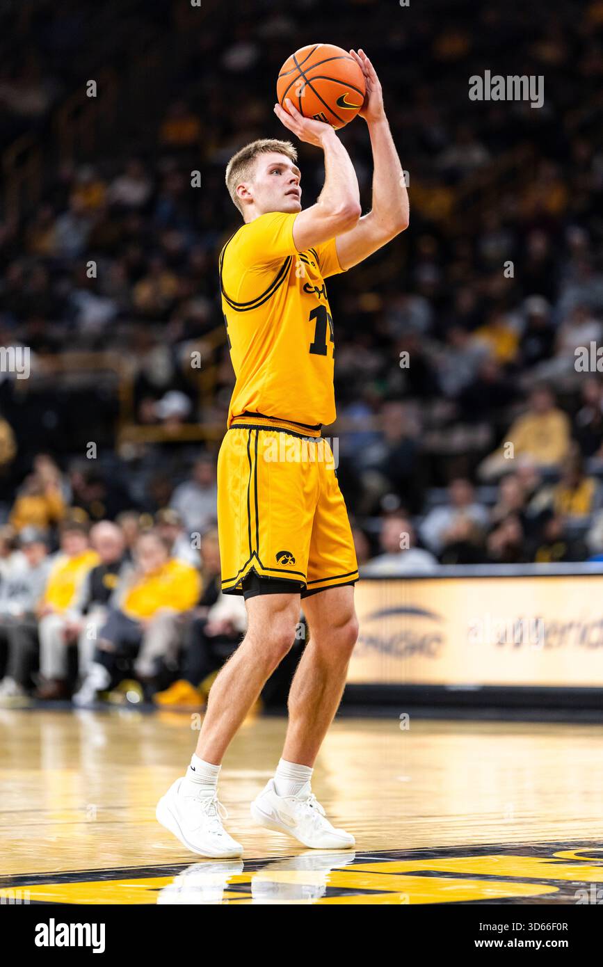 Iowa Hawkeyes guard Bennett Stirtz (14) shoots a technical free throw ...