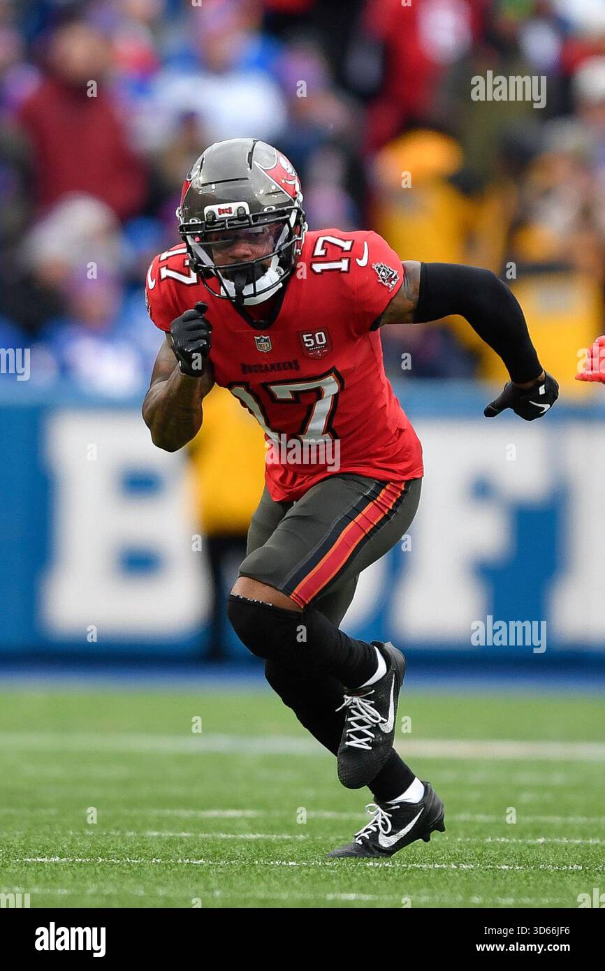 Tampa Bay Buccaneers wide receiver Sterling Shepard (17) runs on the ...