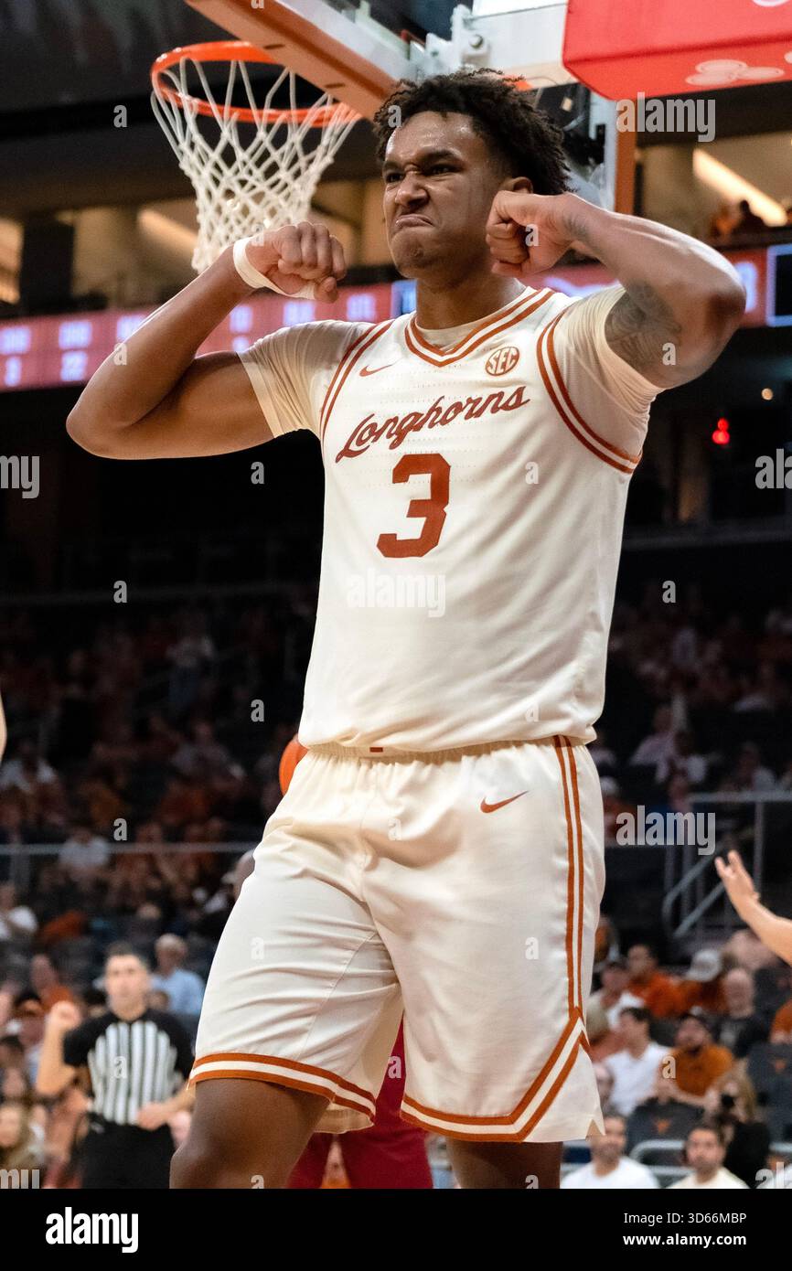 Texas, USA. 18th Nov, 2025. Dailyn Swain (3) of the Texas Longhorns in ...