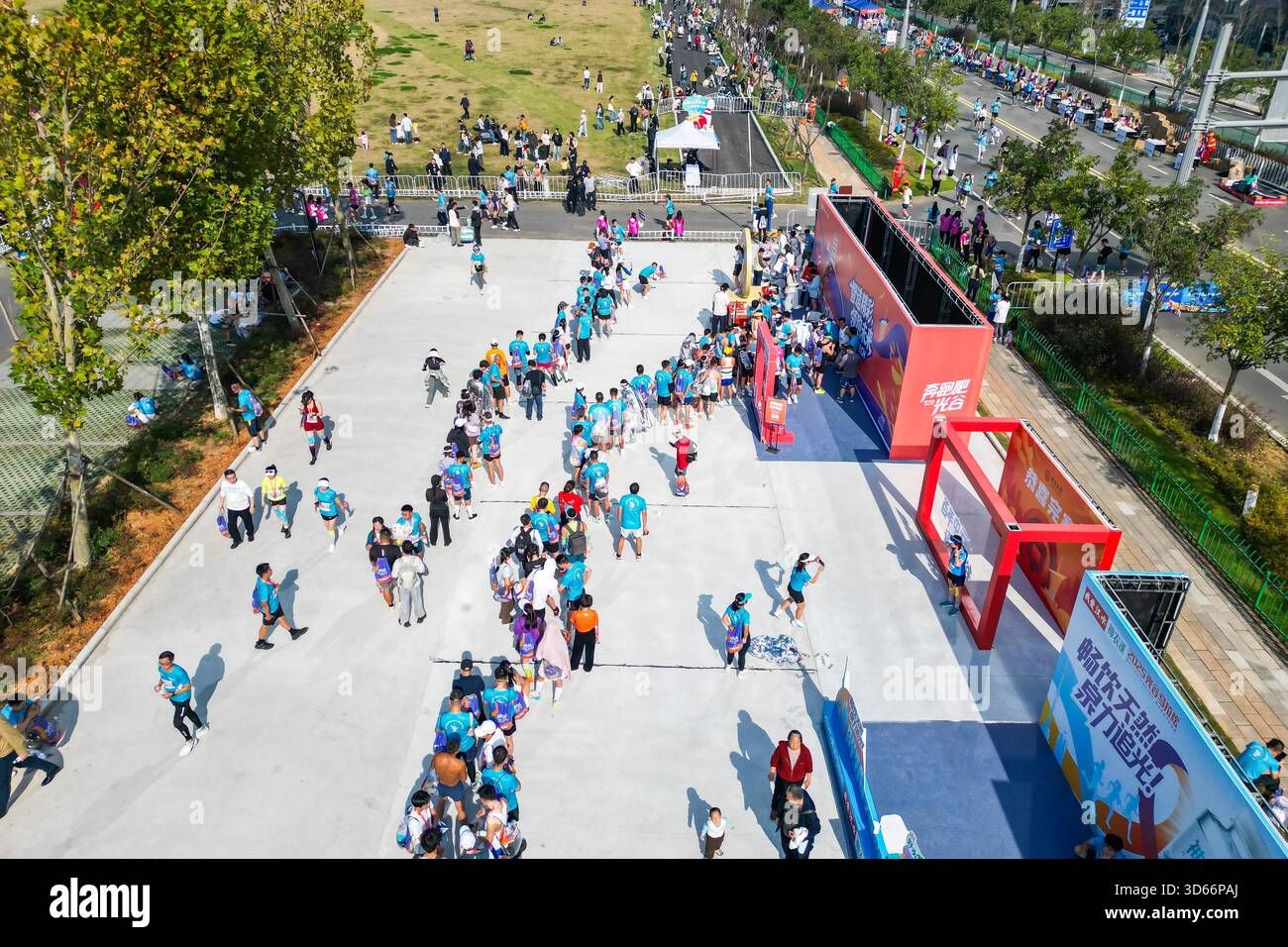 The 2025 Optics Valley Marathon kicks off in Wuhan City, central China's Hubei Province, 16 ...