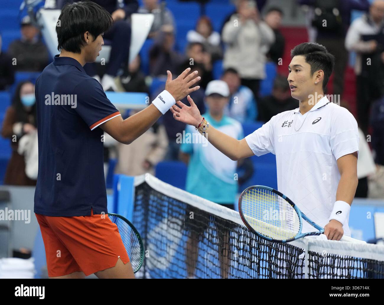 (251119) -- HENGQIN, Nov. 19, 2025 (Xinhua) -- Shang Juncheng (R ...