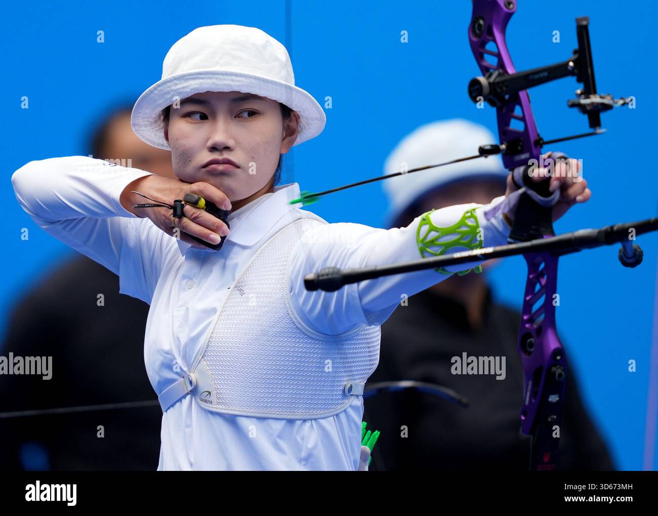 (251119) -- SHENZHEN, Nov. 19, 2025 (Xinhua) -- Fang Jing of Fujian ...