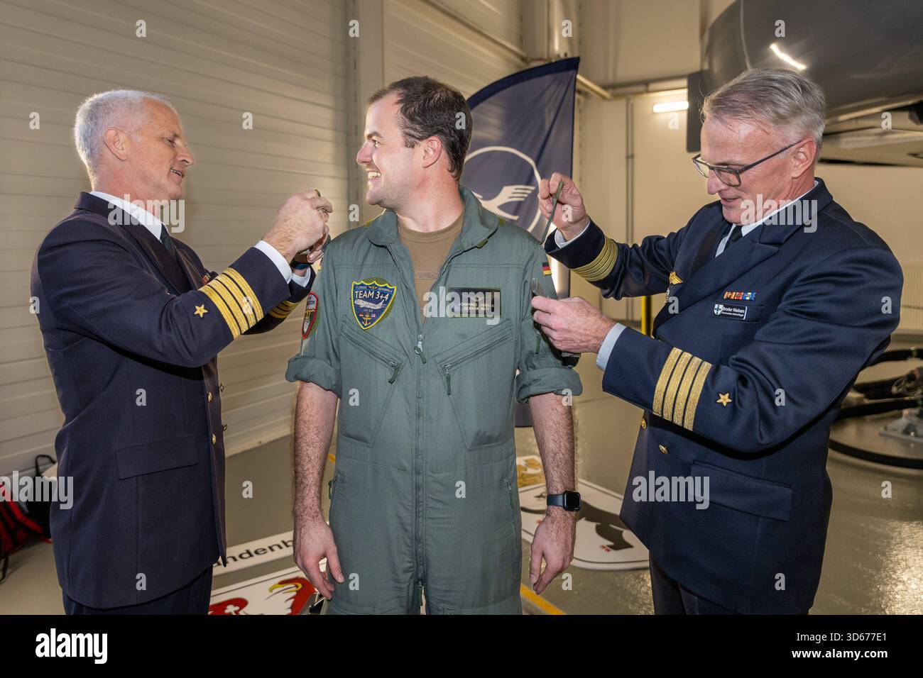 Broder Nielsen, Kommandeur Marienflieger, Captain Phil Tilden RN United ...