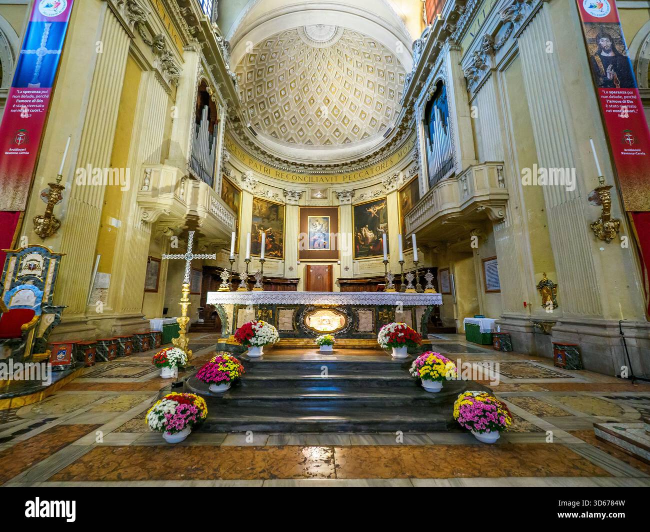 Apse and presbytery with the main altar and the cathedra - Cathedral of ...