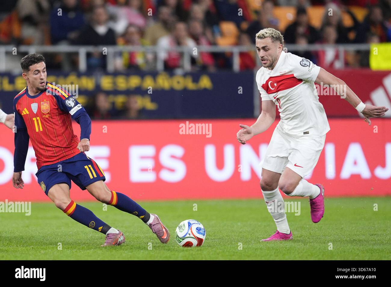Yeremy Pino of Spain and Isak Vural of Turkiye during the FIFA World ...