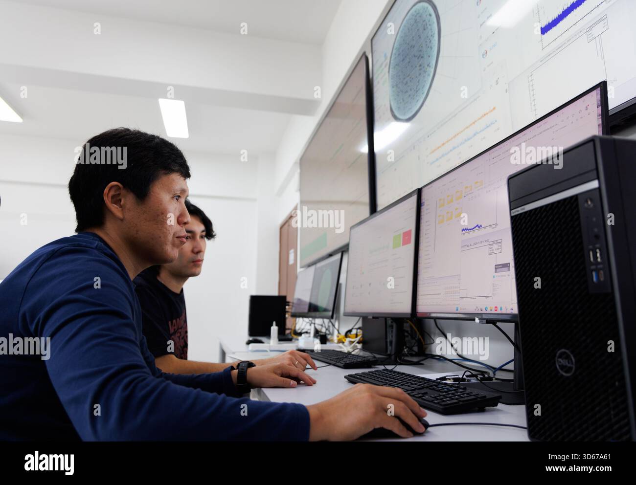 (251119) -- JIANGMEN, Nov. 19, 2025 (Xinhua) -- Researchers work at the ...