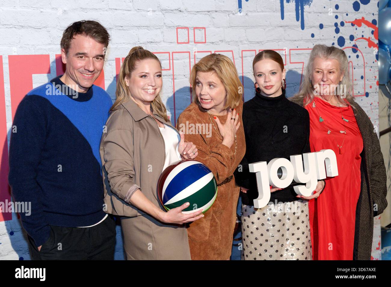 Alexander Khuon, Caroline Frier, Annette Frier, Maria Matschke Engel ...