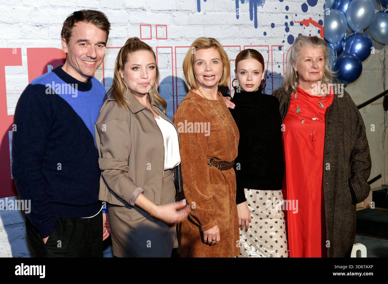 Alexander Khuon, Caroline Frier, Annette Frier, Maria Matschke Engel ...