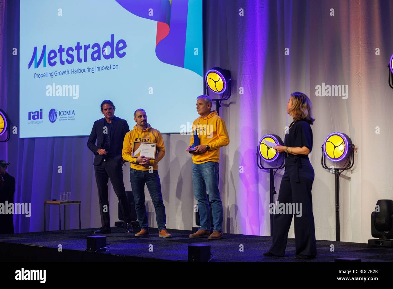 A representative of LXNAV receives an award for the E360 Round ...
