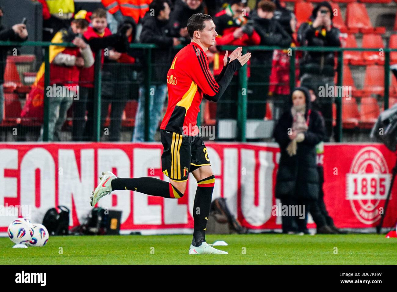 LIEGE, BELGIUM - NOVEMBER 18: Hans Vanaken of Belgium thanks the fans ...