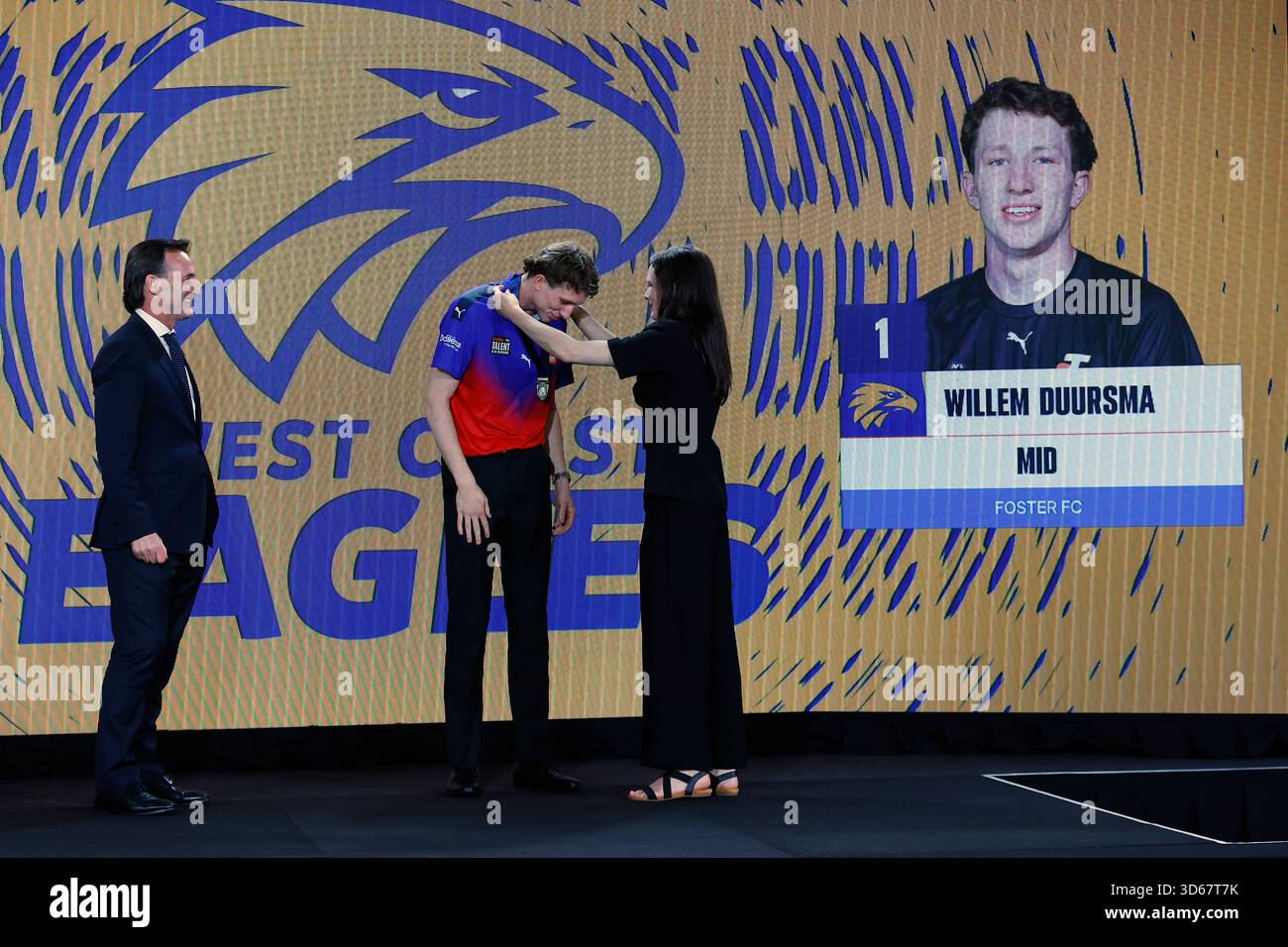 Number One pick Willem Duursma is presented a medal during the 2025 AFL ...