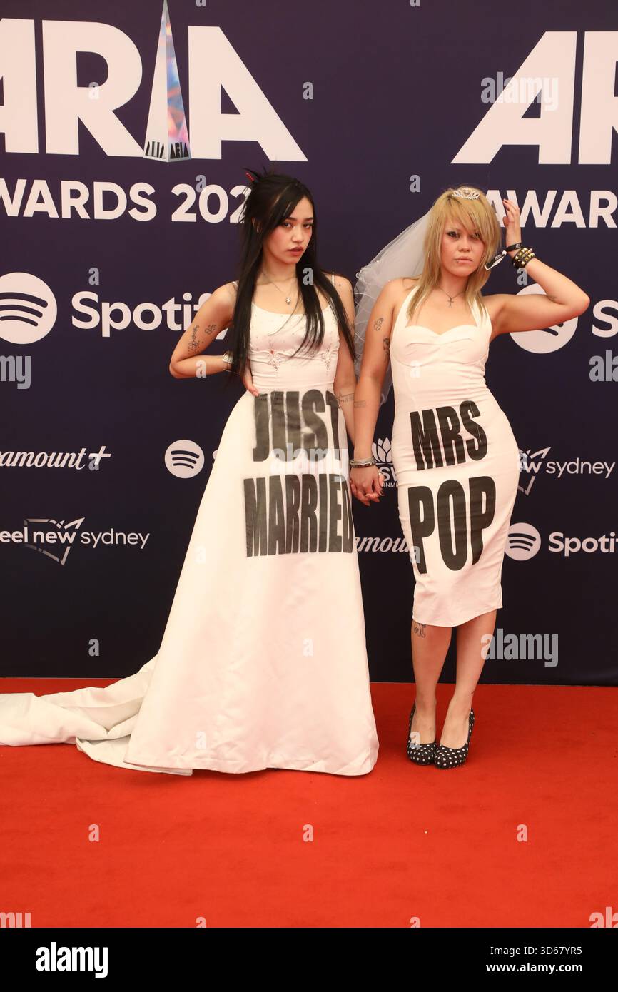 Sydney, Australia. 19th November 2025. Cat & Calmell arrive on the red ...