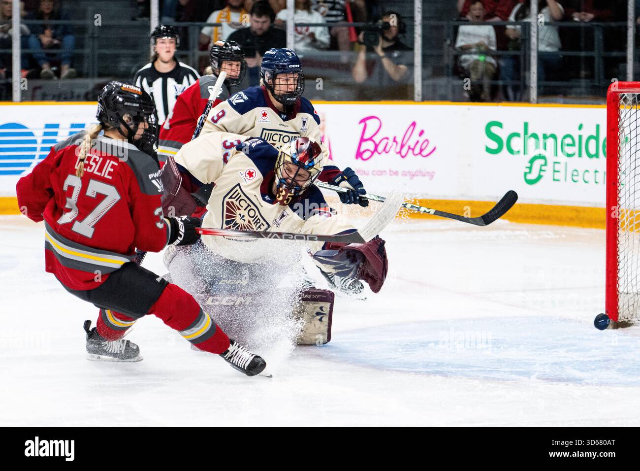 Ottawa Charge's Rebecca Leslie (37) scores on Montreal Victoire ...