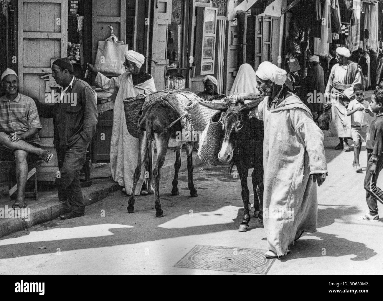 Busy market scene in Black and White Stock Photos & Images - Alamy