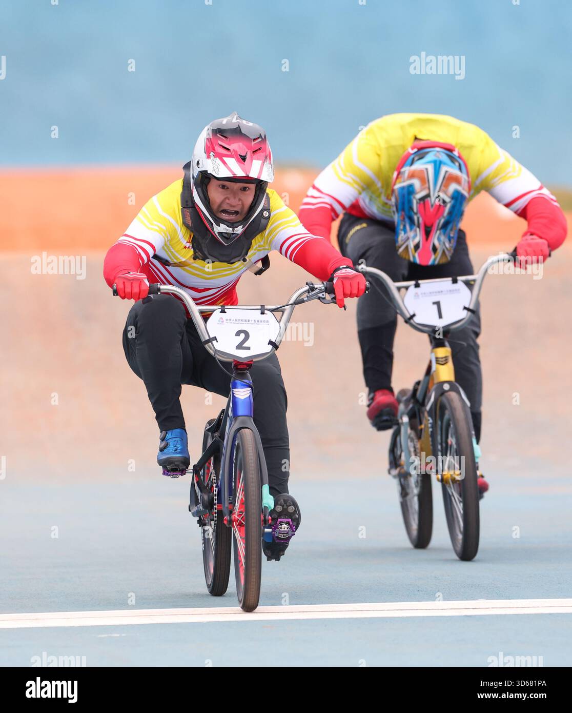 (251119) -- SHENZHEN, Nov. 19, 2025 (Xinhua) -- Lin Haochao (L) of ...