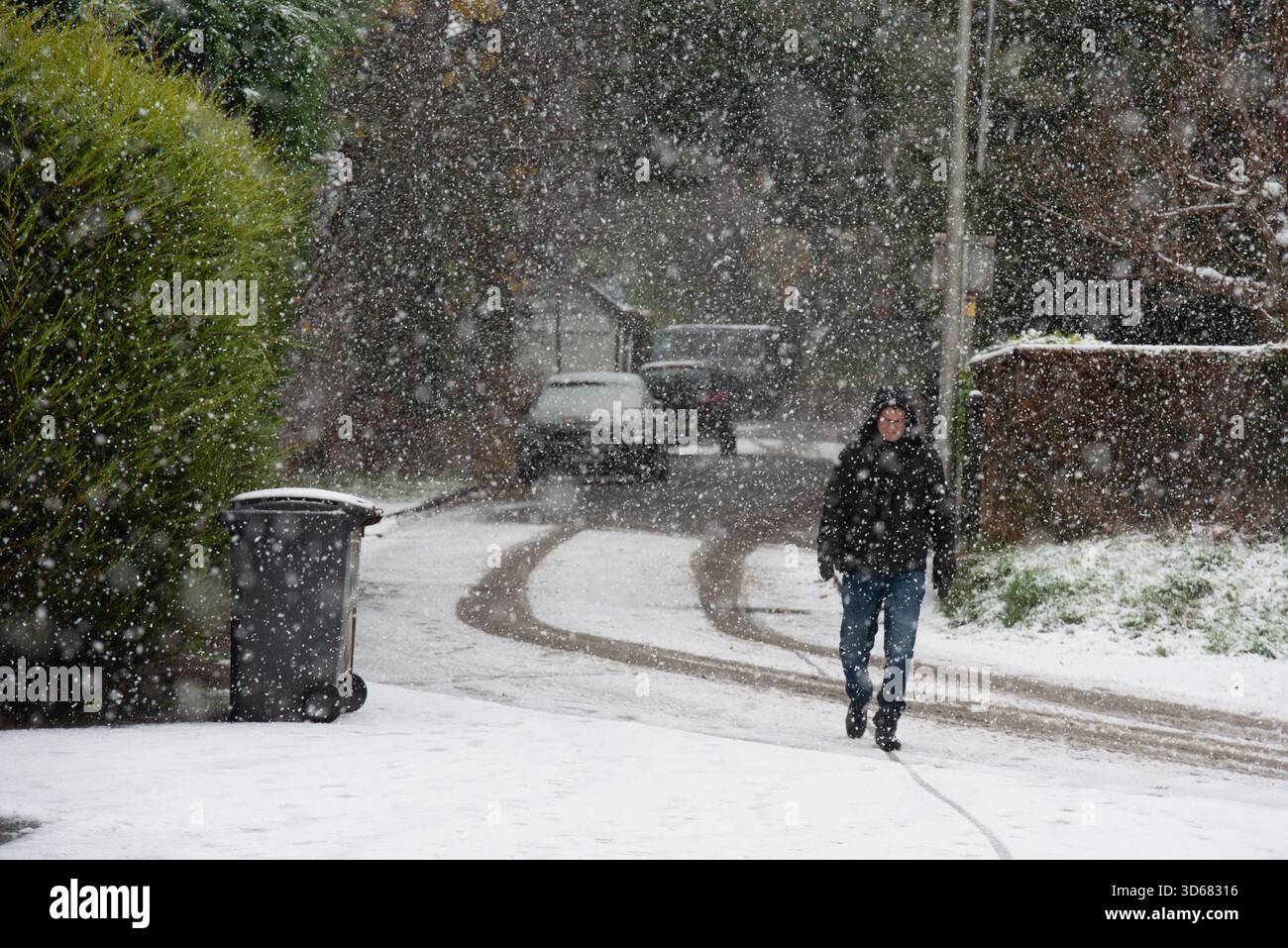 Heavy Snow falling in Cults Aberdeen 19/11/25 Stock Photo - Alamy