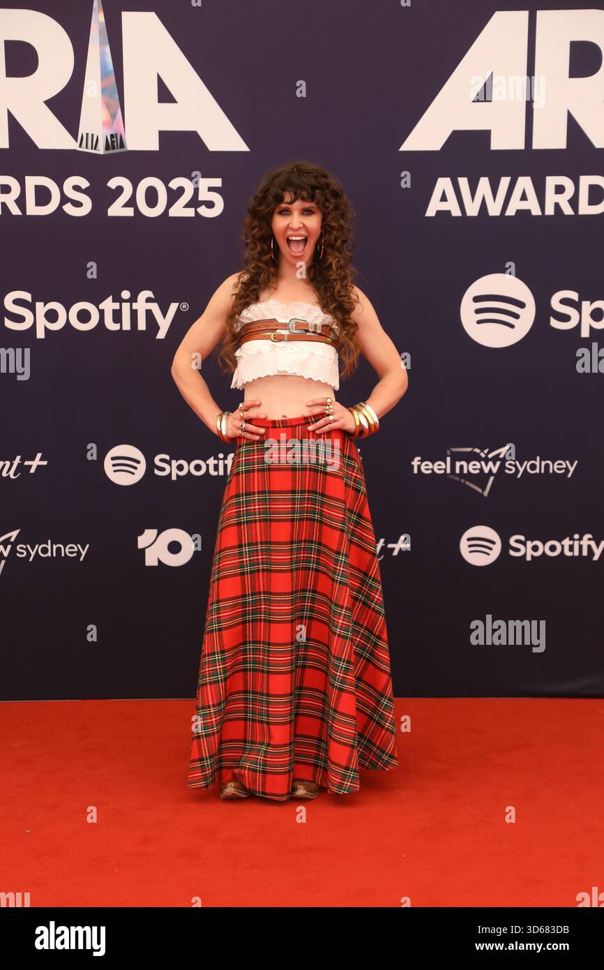 Sydney, Australia. 19th November 2025. Fanny Lumsden arrives on the red ...