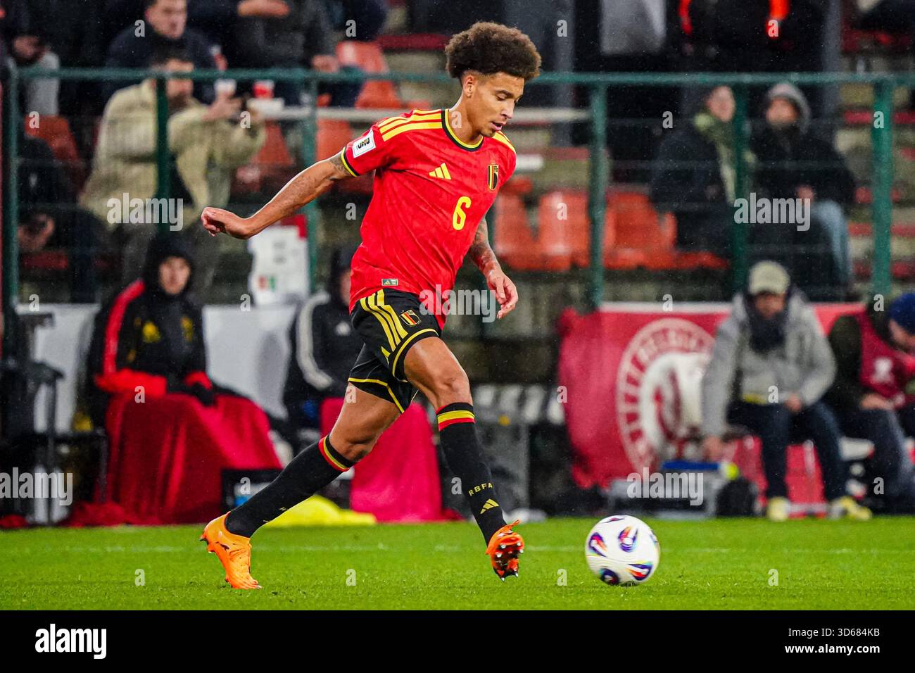 LIEGE, BELGIUM - NOVEMBER 18: Alex Witsel of Belgium makes a pass ...
