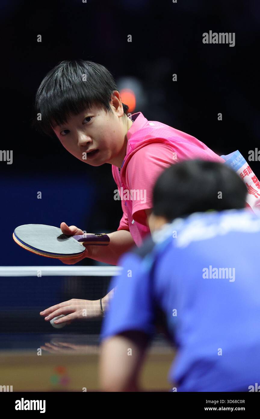 (251119) -- MACAO, Nov. 19, 2025 (Xinhua) -- Sun Yingsha (L) of Hebei ...