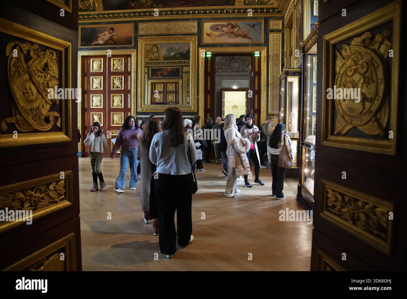 Visitors in the Denon wing of Le Louvre museum, Wednesday, Nov. 19 ...