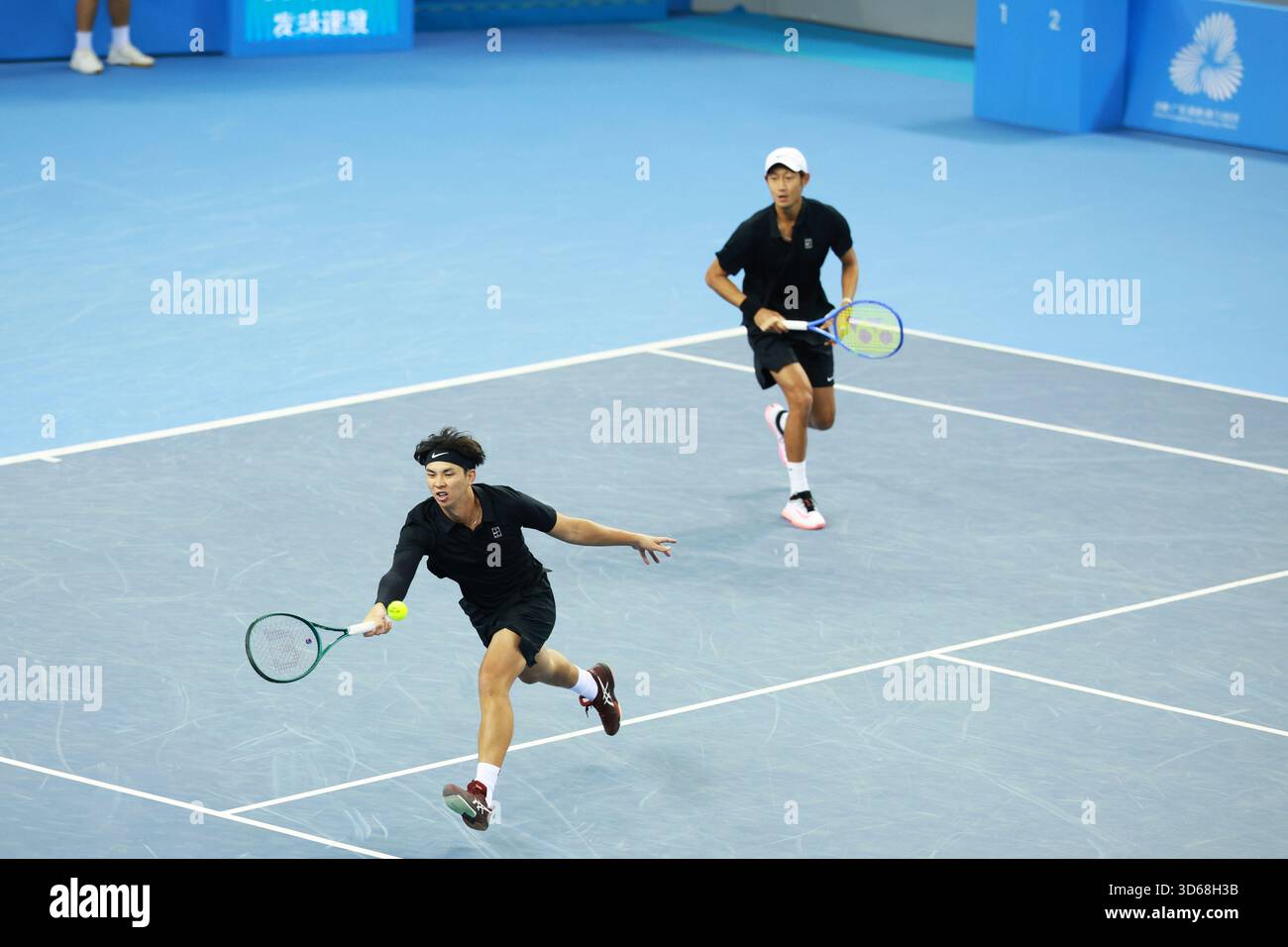 (251119) -- HENGQIN, Nov. 19, 2025 (Xinhua) -- Tang Sheng (L)/Sun Qian ...