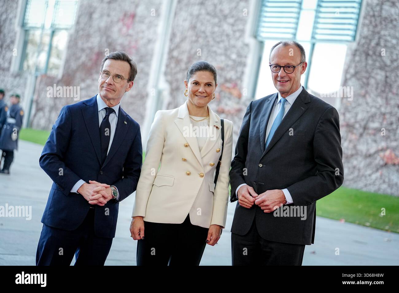 19 November 2025, Berlin: German Chancellor Friedrich Merz (CDU, r ...