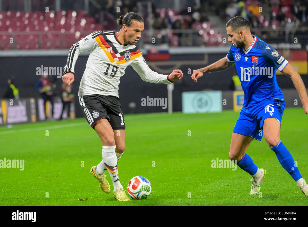f.l.t.r.: Leroy Sane (GER, 19), David Hancko (SVK, 16), Zweikampf ...