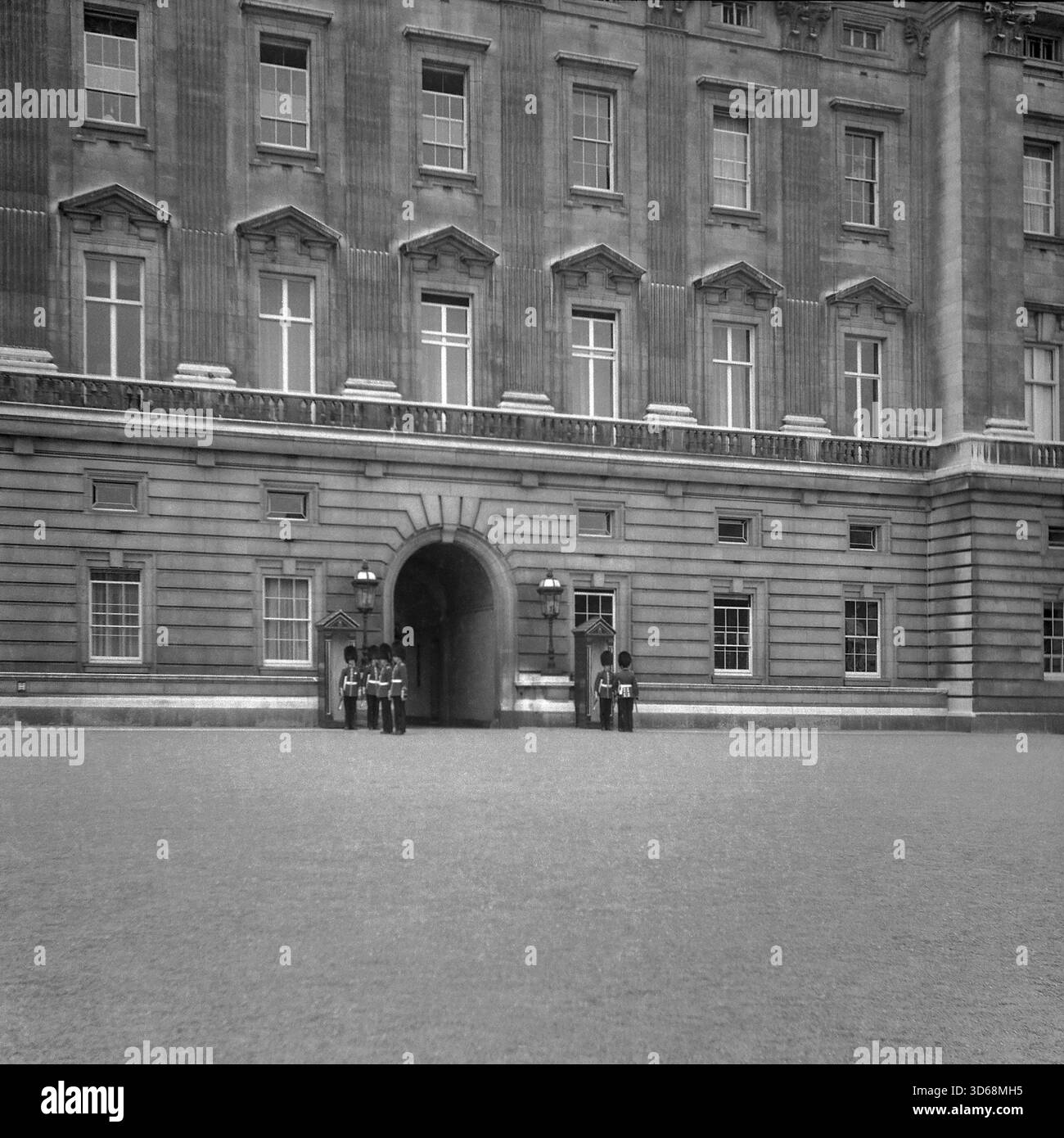 England london guard st Black and White Stock Photos & Images - Alamy