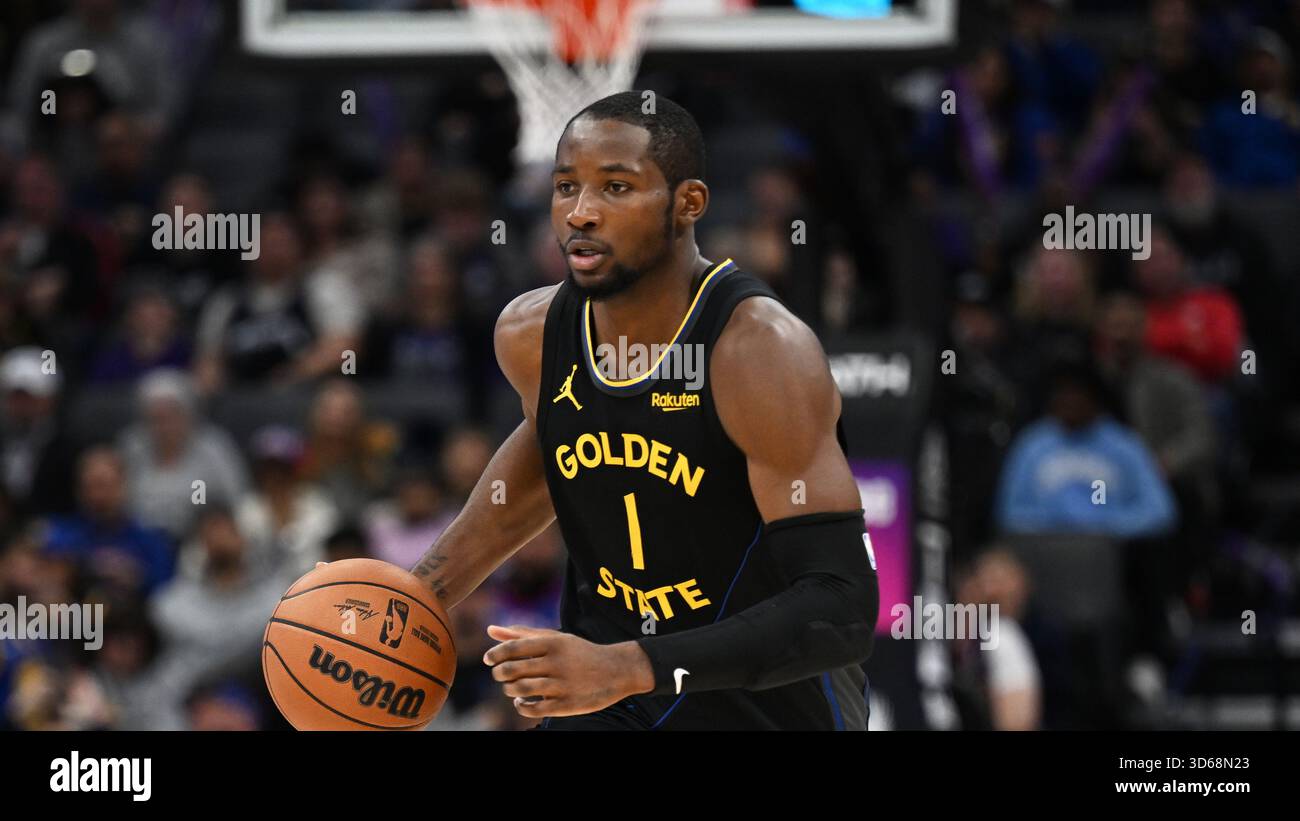 Golden State Warriors forward Jonathan Kuminga (1) dribbles the ball ...
