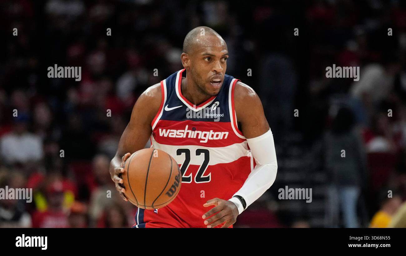 Washington Wizards forward Khris Middleton (22) dribbles against the ...