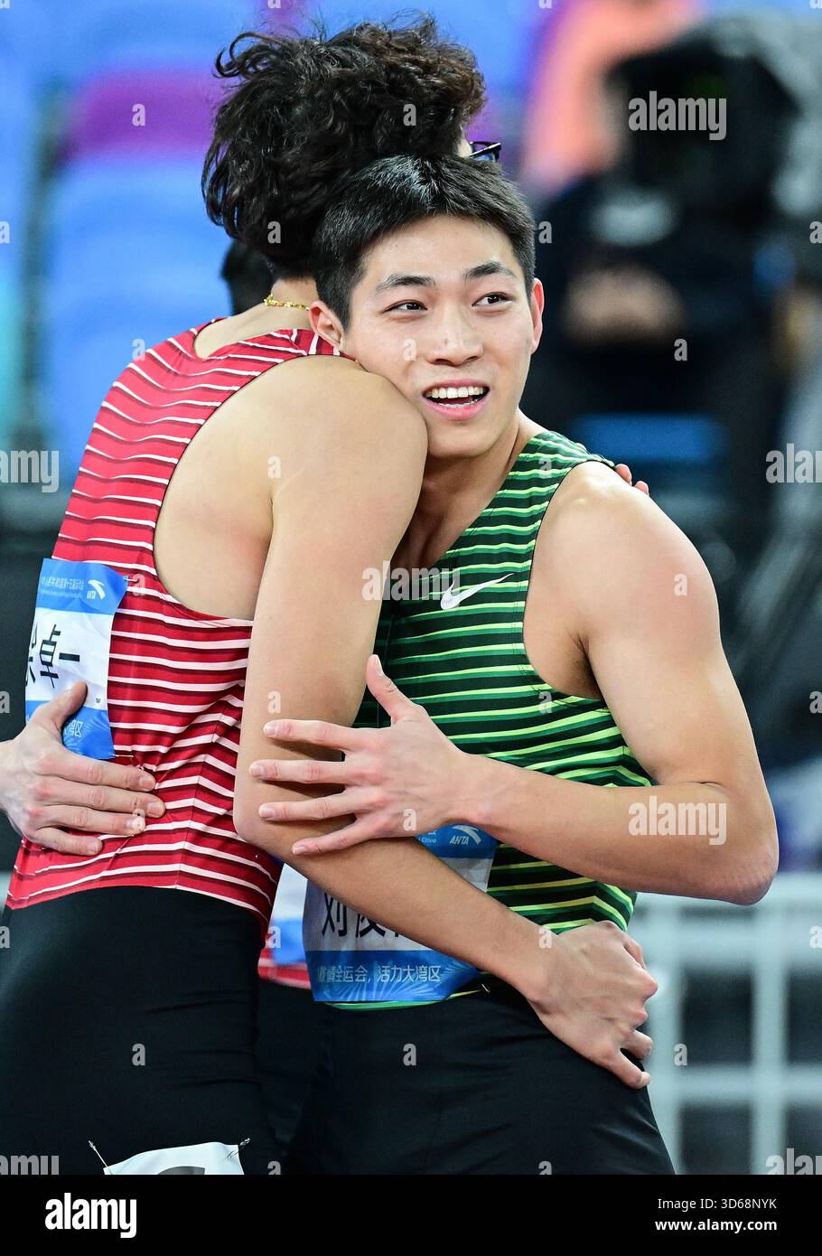 (251119) -- GUANGZHOU, Nov. 19, 2025 (Xinhua) -- Xu Zhuoyi (L) of ...