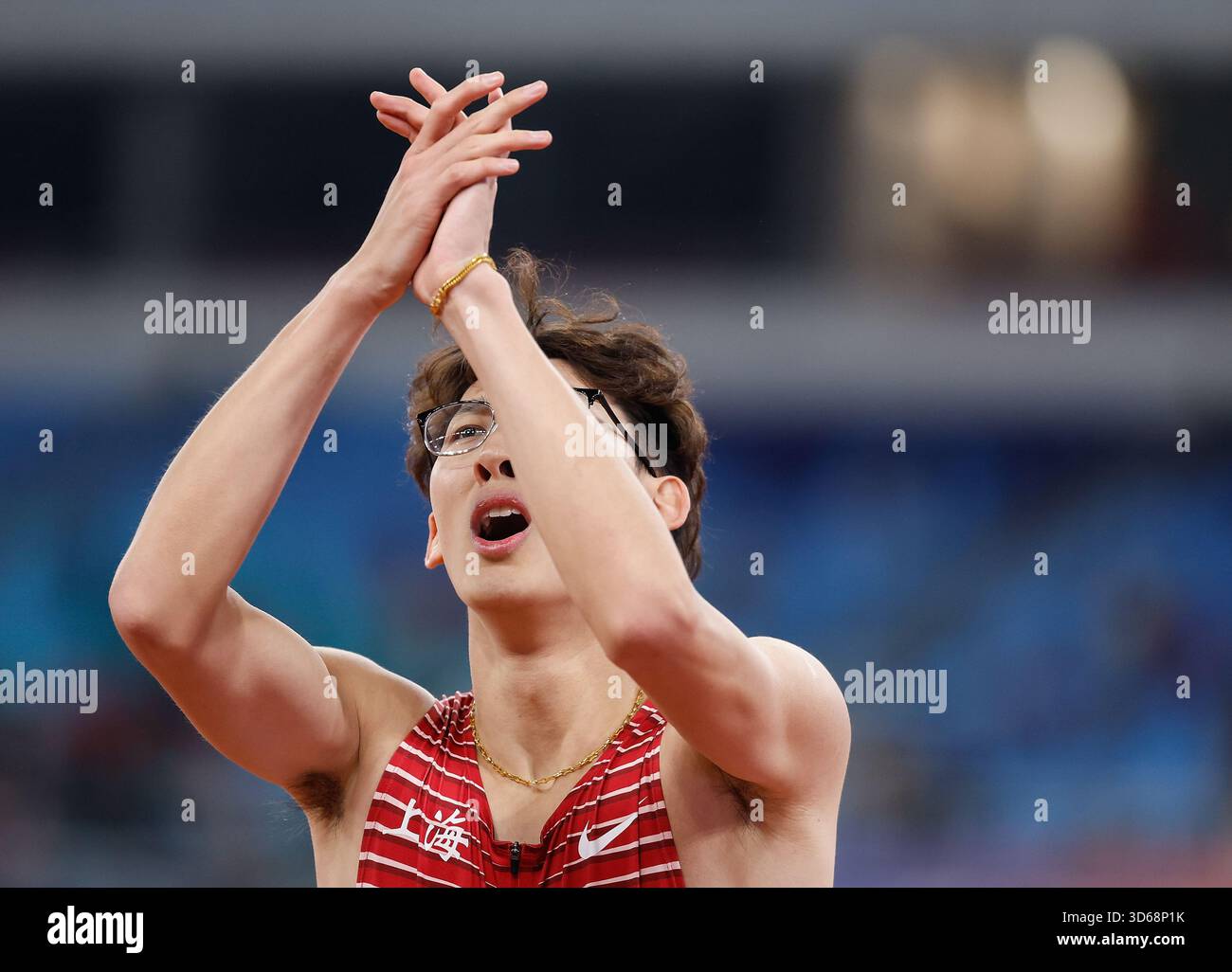(251119) -- GUANGZHOU, Nov. 19, 2025 (Xinhua) -- Xu Zhuoyi of Shanghai ...