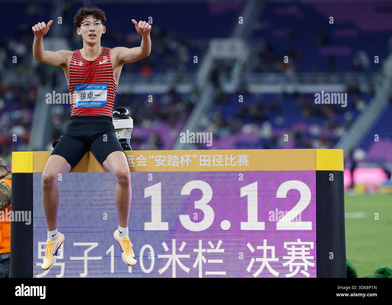 (251119) -- GUANGZHOU, Nov. 19, 2025 (Xinhua) -- Xu Zhuoyi of Shanghai ...