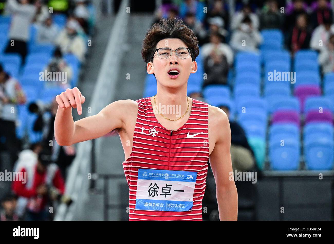 (251119) -- GUANGZHOU, Nov. 19, 2025 (Xinhua) -- Xu Zhuoyi of Shanghai ...