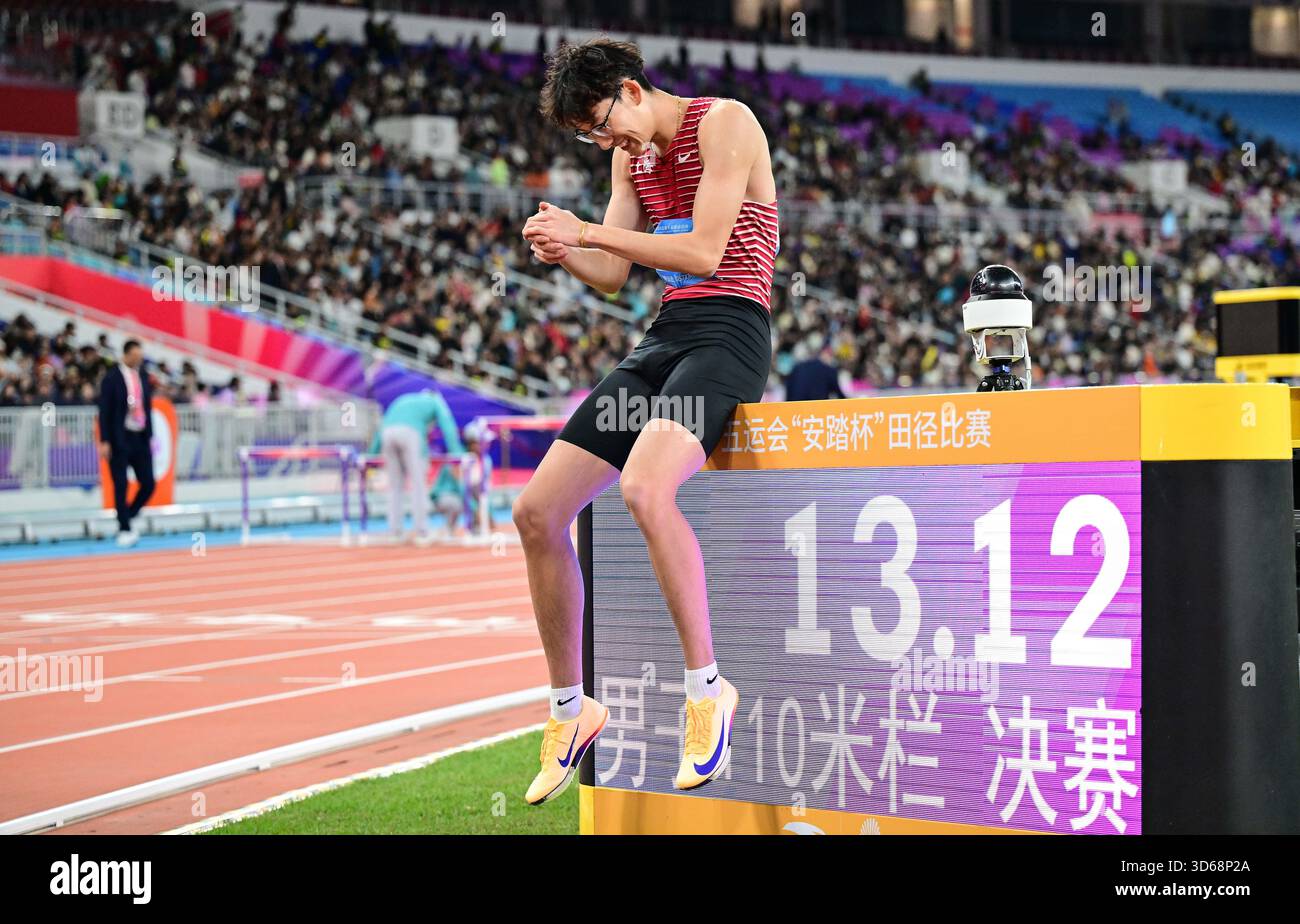 (251119) -- GUANGZHOU, Nov. 19, 2025 (Xinhua) -- Xu Zhuoyi of Shanghai ...