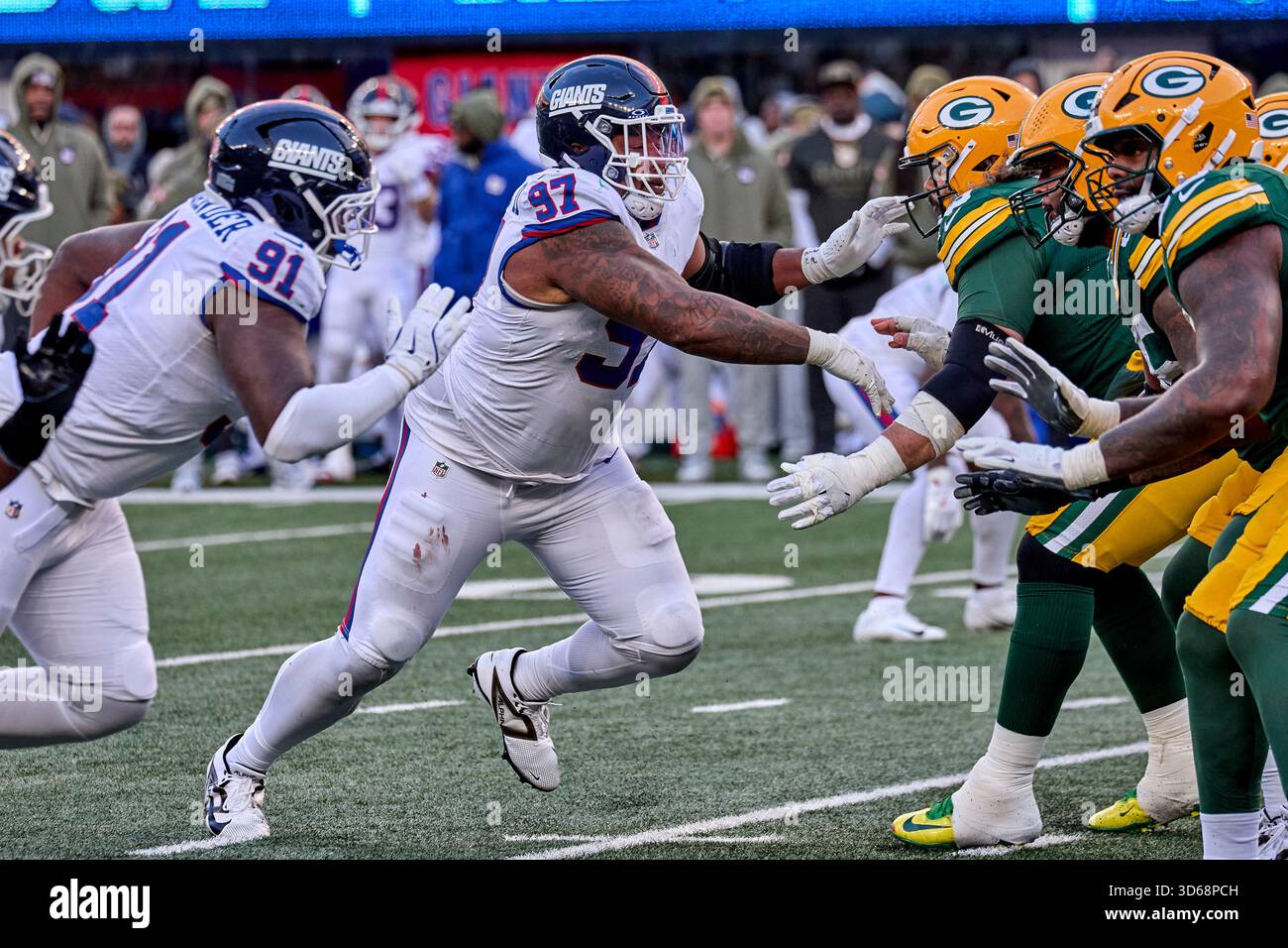 New York Giants defensive tackle Dexter Lawrence (97) rush the ...