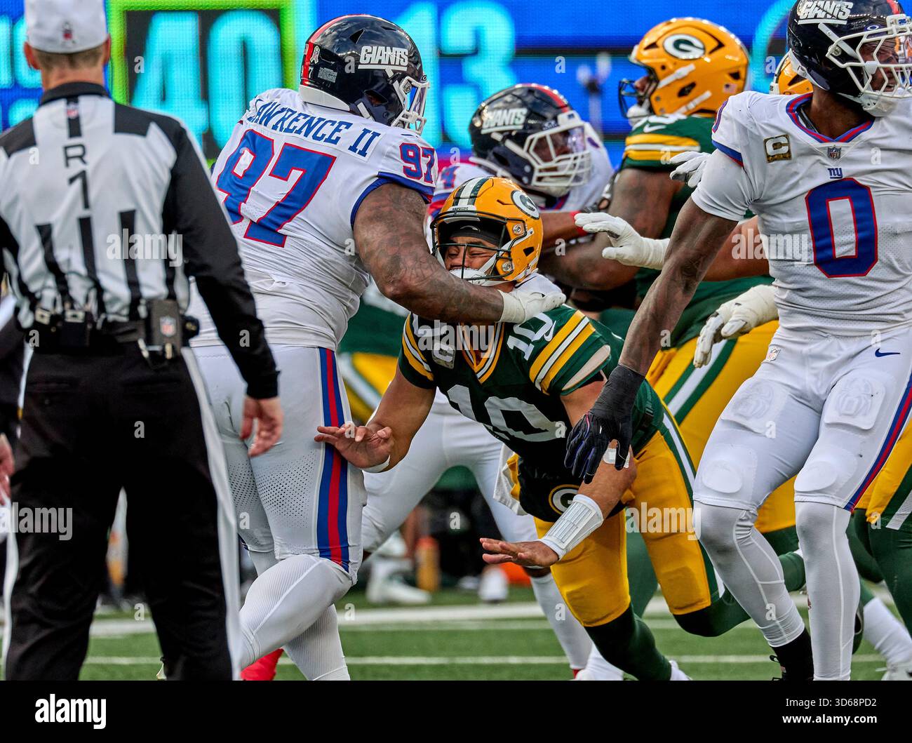 New York Giants defensive tackle Dexter Lawrence (97) pressures Green ...