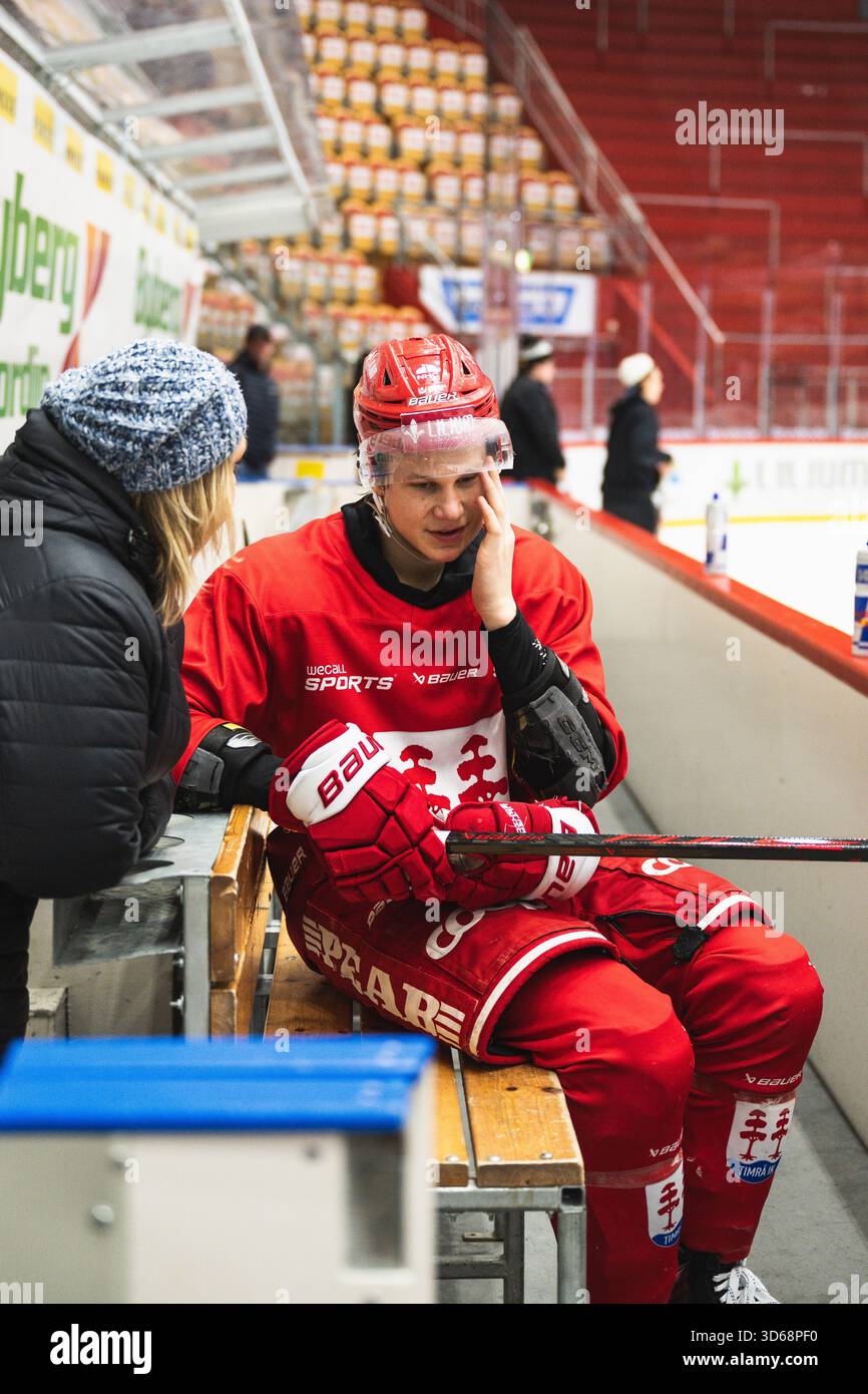 251119 Timrås Eddie Genborg tillsammans med sin mamma den 19 november ...