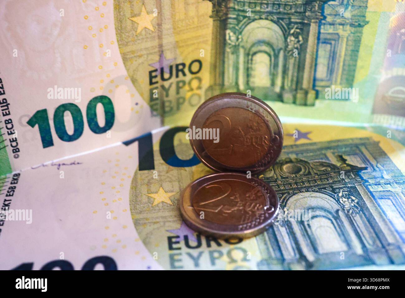 Stockbilder 10/2025 100 Euro Scheine mit 2 Euro Münzen *** Stock images ...