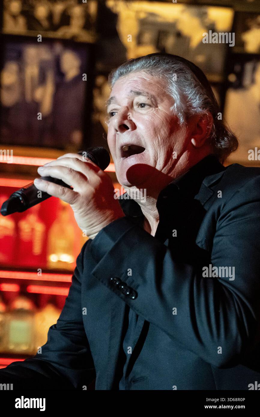 Singer Francisco during the presentation of the album "De cobardes no ...