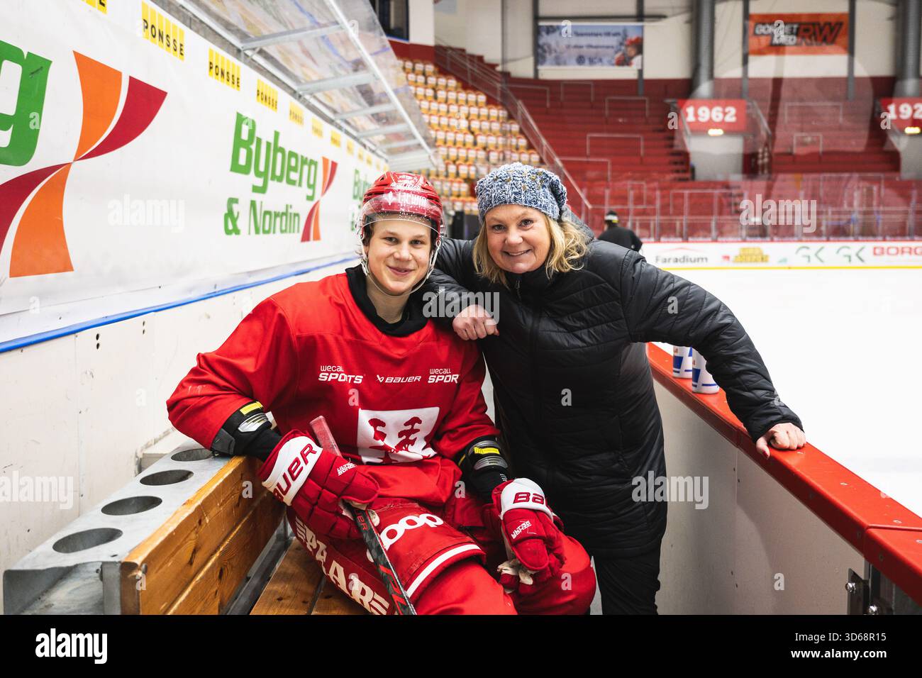251119 Timrås Eddie Genborg tillsammans med sin mamma den 19 november ...