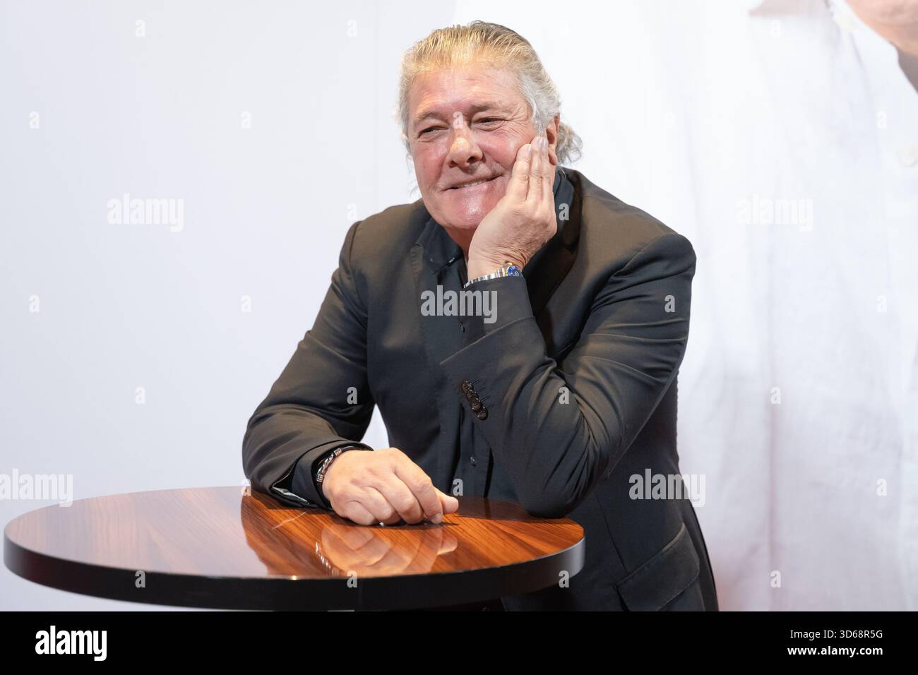 Singer Francisco during the presentation of the album "De cobardes no ...